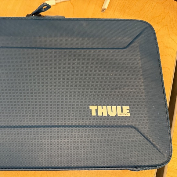 Thule | Tablets & Accessories | Thule Gauntlet Laptop Case For 3 Or ...